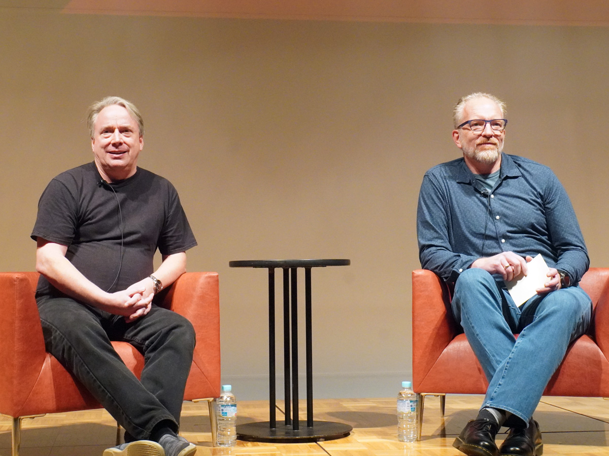 Linus Torvalds氏、「テクノロジーは飛躍的に発展するものではなく一歩一歩進むものだ」 - クラウド Watch