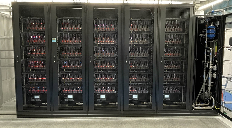 PFN、IIJ、JAISTの3者、直接水冷方式の高密度AIサーバーとハイブリッド冷却データセンターによるAI計算基盤技術の実証実験を実施 - クラウド Watch